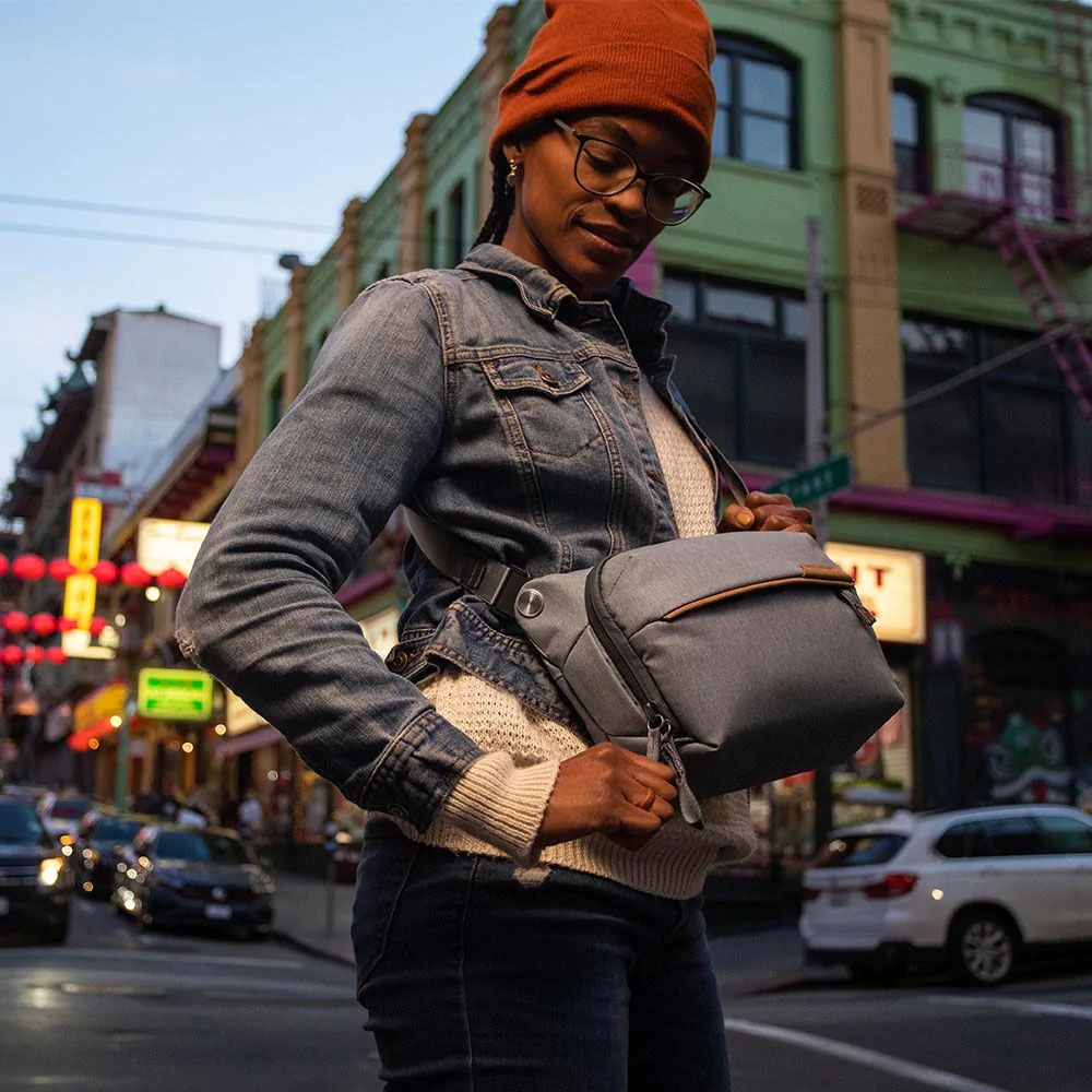 Mochila de Hombro Everyday Sling 3L V2.0 Ash Peak Design – Profoto