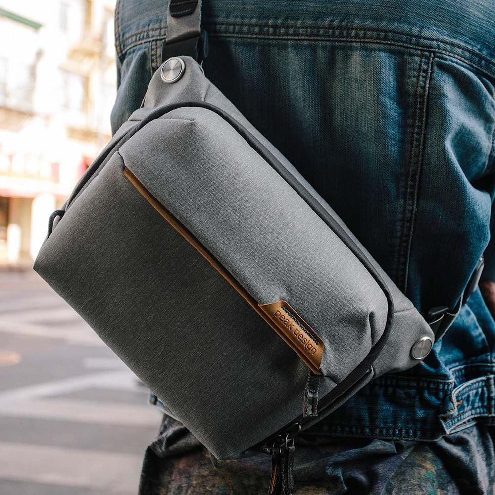 Mochila de Hombro Everyday Sling 3L V2.0 Ash Peak Design – Profoto